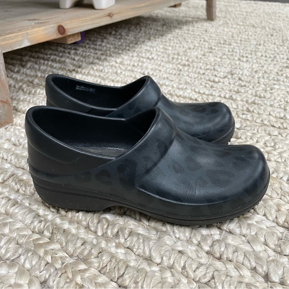 CROCS | Shoes | Crocs Womens Clogs Leopard Print Size 5 | Poshmark